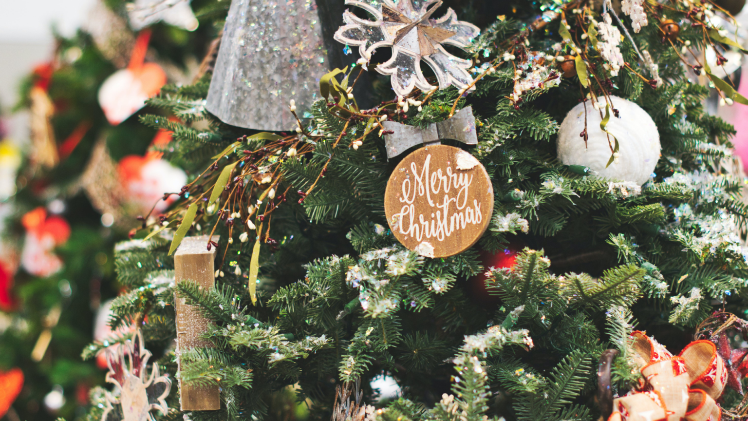 Unique and Personal Holiday Decor Ideas to Know - dpdesignstudioplus.ca